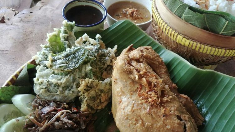 Lezatnya Ayam Ingkung, Semilirnya Angin Gunung - Jayakarta News
