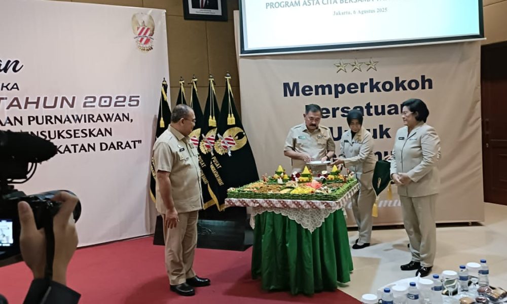 Meski Jalan Dipapah, Jenderal Try Sutrisno “Keukeuh” Hadir di Ulang ...